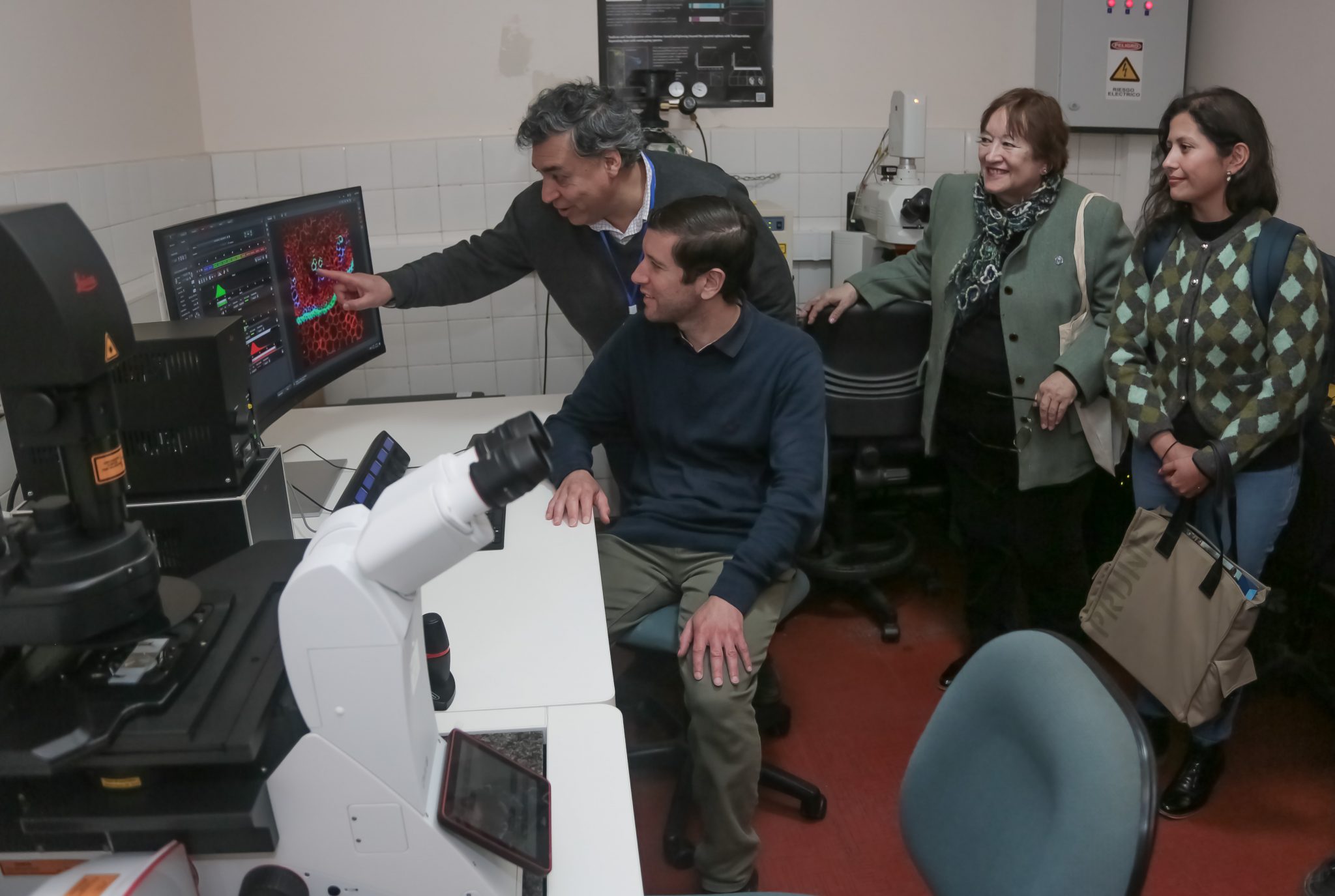 UV inaugura el HUB de Microscopía más potente de la región – Facultad ...